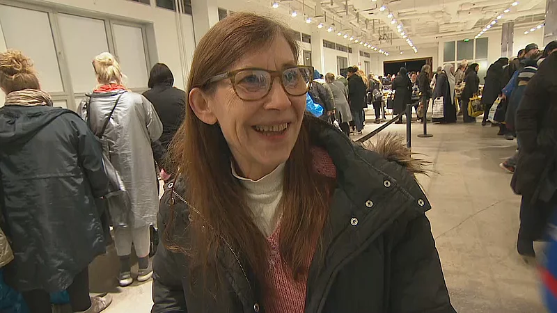Frivillige deler overskudsmad ud til 400 trængende familier | TV 2 Kosmopol Frivillige deler overskudsmad ud til 400 trængende familier | TV 2 Kosmopol