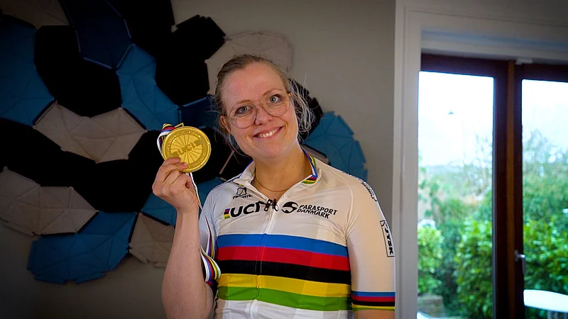 Når forældre og søster tog afsted på cykeltur, blev Emma hjemme: I dag er hun verdensmester | TV ...