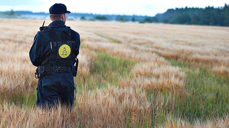 20-årig truede betjente og løb fra bosted i bar overkrop | TV 2 Kosmopol 20-årig truede betjente og løb fra bosted i bar overkrop | TV 2 Kosmopol